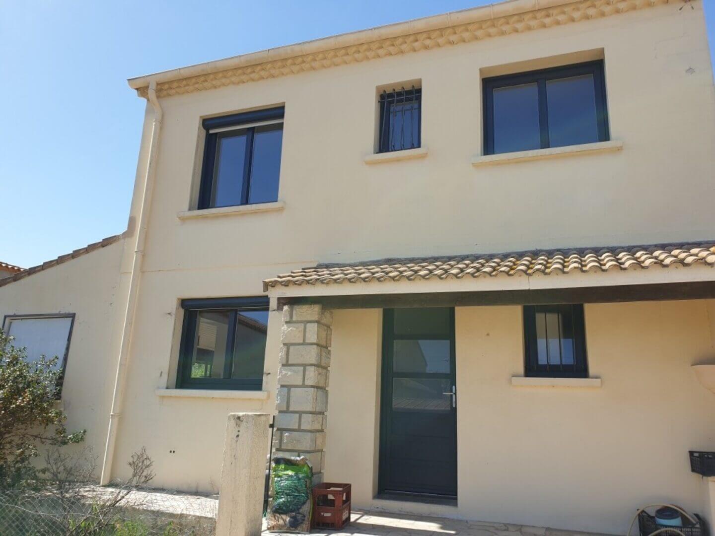 Rénovation d'une Maison complète en menuiseries gris anthracite gamme fibre de verre à côté de ...