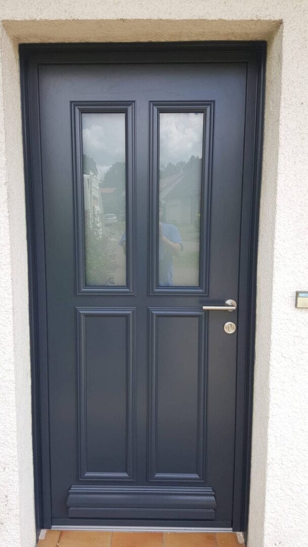 Installation d’une porte d’entrée au style classic avec un fenestron à ...